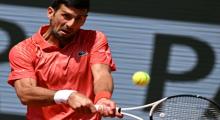 Djokovic kämpft sich in die zweite Runde der French Open, Alcaraz wartet