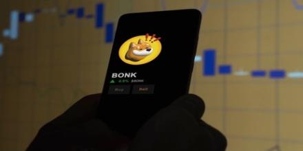 Der BONK-Token von Solana erreicht neue Höhen und steigt laut Binance Listing News um 121 %
