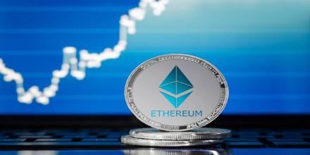 Ethereum (ETH) рискует потерять свое превосходство над XRP. Новая веха для CHOW