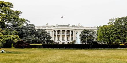 米格付け大手ムーディーズが米国格下げ—仮想通貨市場に波紋、ETH・DOGE・XRPが3%下落