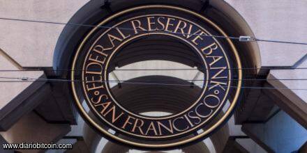 Gobernador de la FED sugiere compromiso con cripto y propone “cuentas maestras ligeras”