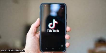Comisión Europea acusa a TikTok de incorporar elementos adictivos en su app para móviles